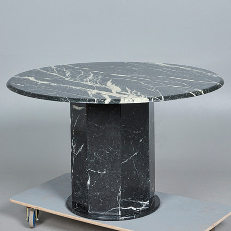 Bords-/matbord, marmor, 1970-tal. Möbler - Bord - Auctionet