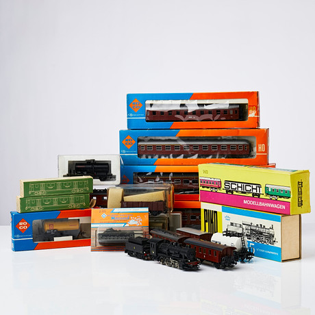 MODEL TRAIN, 18 dlr, locomotive and wagons, partly in original box ...