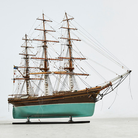 "HMS Flying Fish", ship model, painted wood, details in textile and ...