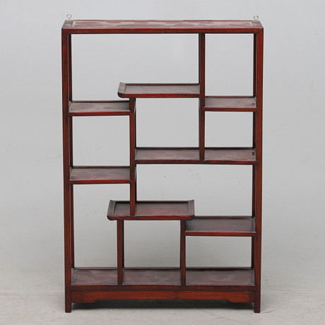 DISPLAYHYLLA, Orientalisk, 1900-tal. Möbler - Skåp & Hyllor - Auctionet