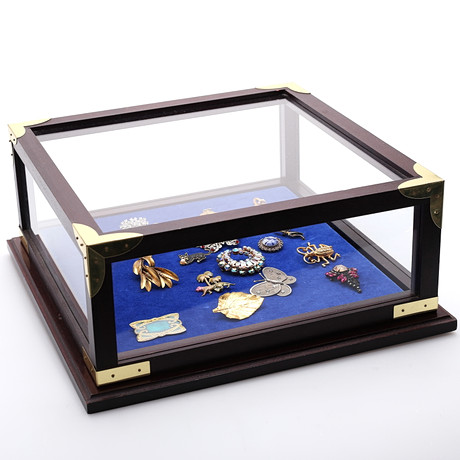 DISPLAY BOX WITH JEWELERY. Jewellery & Gemstones - Jewellery - Auctionet