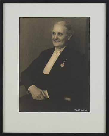 HENRY B GOODWIN. (1878-1931): Damporträtt, signerat Goodwin ...