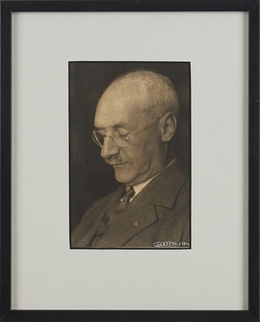 HENRY B GOODWIN. (1878-1931): Herrporträtt, signerad Goodwin ...