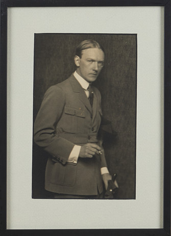 HENRY B GOODWIN. (1878-1931): Herrporträtt, osignerad, gelatinsilver ...