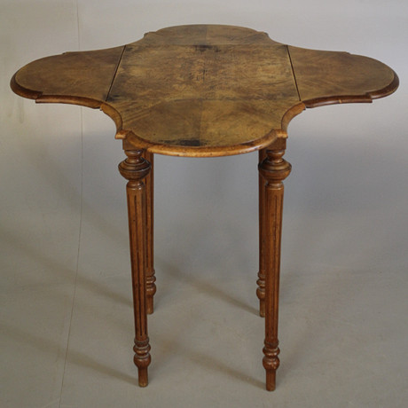 SIDE TABLE with flaps 1900s. Furniture - Tables - Auctionet