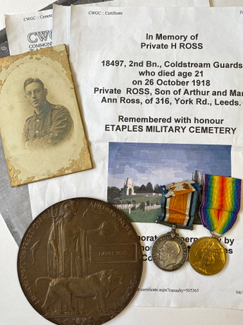 A FIRST WORLD WAR PAIR AND MEMORIAL PLAQUE TO THE COLDSTREAM GUARDS ...