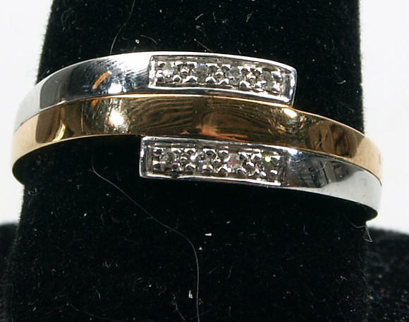 RING, 18K gult och vitt guld, 8 små diamanter, 2,5 gram. Smycken ...