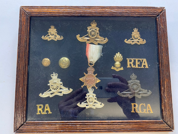 A FIRST WORLD WAR 1914-15 STAR AND BADGES TO THE ROYAL ARTILLERY. Coins ...
