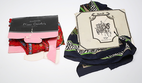 SCARFER, 2 Pieces, Silk. Vintage & Designer Fashion - Auctionet