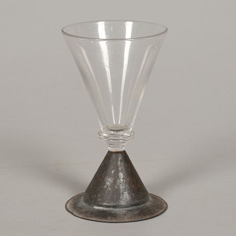 AN EARLY 19TH CENTURY 'TINKER REPAIRED' DWARF WINE GLASS. Glass ...