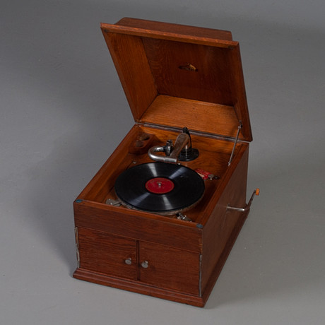 CRANK GRAMOPHONE. The first part of the 20th century. Collectables ...