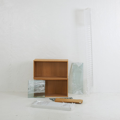 STRINGHYLLA, fanérat i ek, 3 vitlackerade hyllor, 2 vitrinskåp. Möbler ...