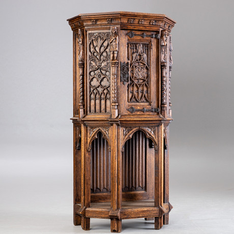 Skåp i gotisk stil, troligen Flandern, omkring 1900/1920. Möbler - Skåp ...