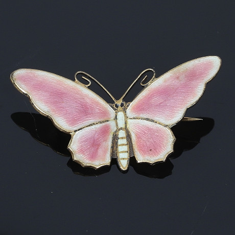 (1724) BROSCH, gulmetall, fjäril med rosa emaljdekor. 1900.tal. Smycken ...