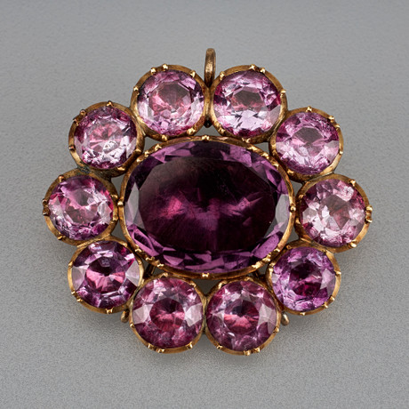 BROOCH, faceted amethysts, gold, England early 19th century. Jewellery ...