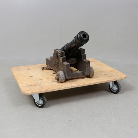 KANON PÅ LAVETT. Vapen & Militaria - Skjutvapen - Auctionet