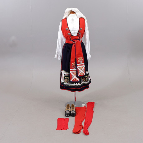 VÄRENDSDRÄKT, med hatt och skor, 1953. Mattor & Textil - Textil - Auctionet