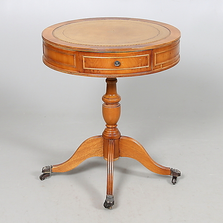 CAROUSEL TABLE, English style, 20th century. Furniture - Tables - Auctionet