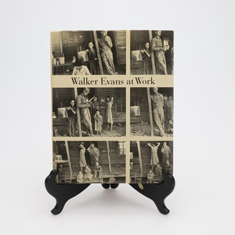 FOTO. EL FOTÓGRAFO DOCUMENTAL AMERICANO WALKER EVANS EN EL TRABAJO. Libros, mapas y manuscritos ...