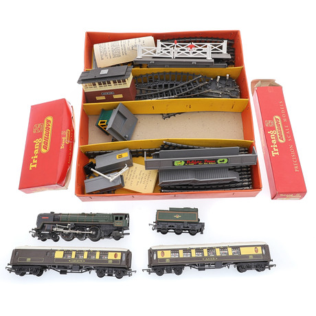 A TRI-ANG BRITANNIA 7/70000 LOCOMOTIVE AND TENDER AND PULLMAN CAR NO ...