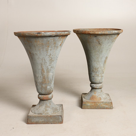 VASER, 1 par gjutjärn. Silver & Metall - Övriga metallföremål - Auctionet