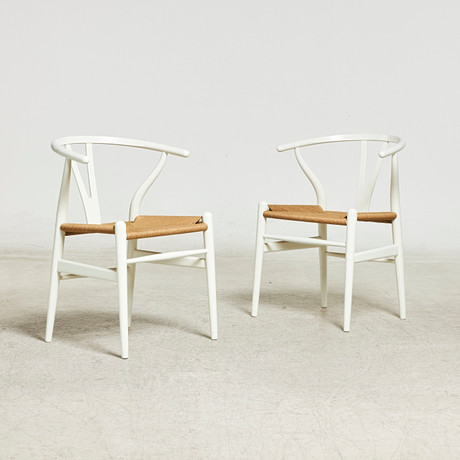 HANS J WEGNER. STOLAR, 2 st. modell "CH-24", s.k. Y-stolen, vitlackerad ...