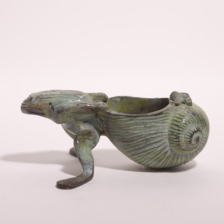 FIGURE OF FROG WITH CONCH. patinated bronze. Art - Sculptures - Auctionet