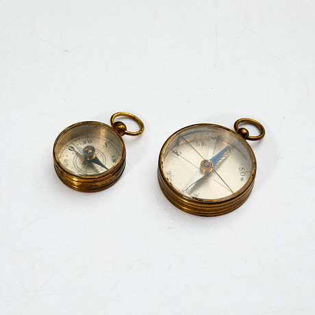 KOMPASSER, 2 st., 1800/1900-tal, stomme i mässing samt glas, England ...