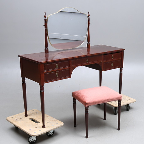 TOILET TABLE and PALL, English style, 20th century. Furniture - Tables ...