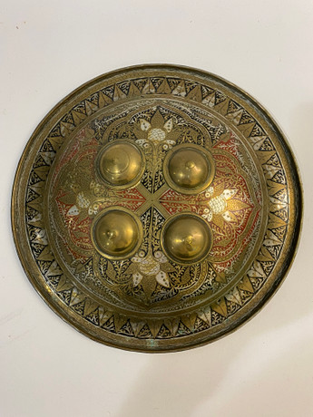 AN INDIAN BRASS SHIELD. Weapons & Militaria - Other - Auctionet