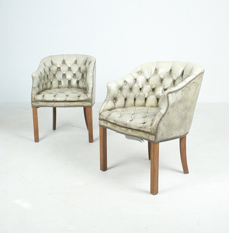 Par Chesterfield fåtöljer. Möbler - Fåtöljer & Stolar - Auctionet