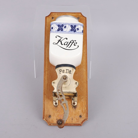 KAHVIMYLLY, seinään kiinnitettävä, posliini ja metalli, merkitty Pe.De ...