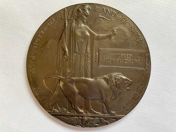 A FIRST WORLD WAR MEMORIAL PLAQUE TO THE MACHINE GUN CORPS. Coins ...