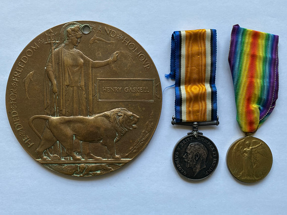 ETT FÖRSTA VÄRLDSKRIGSPAR OCH MINNESPLATTA TILL DET KUNGLIGA ...