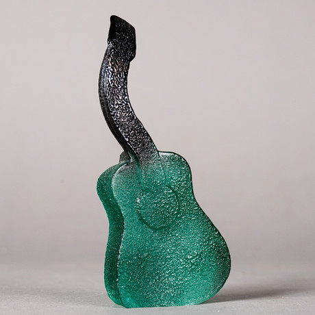 KJELL ENGMAN (1946). gitarr ur serien ”The Band”, för Kosta Boda. Glas ...