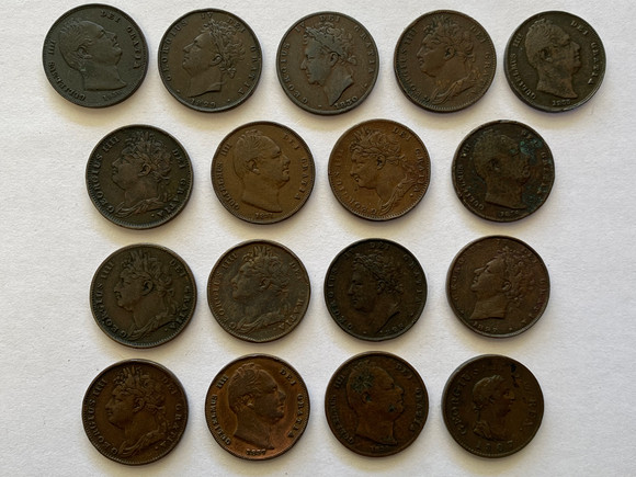 EN SAMLING AF FARTHINGS, GEORGE III - WILLIAM IV. Mønter, medaljer ...