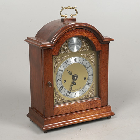 EINE MAHAGONIGEHÄUSE GLOCKENDE KAMINUHR. Uhren - Tischuhren - Auctionet