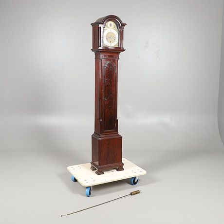 EN MAHOGNY MORMOR KLOCKA. Klockor & Ur - Golvur - Auctionet