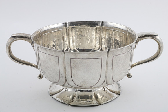 EINE EDWARDIAN ARTS AND CRAFTS SCHÜSSEL MIT ZWEI GRIFFEN. Silber ...