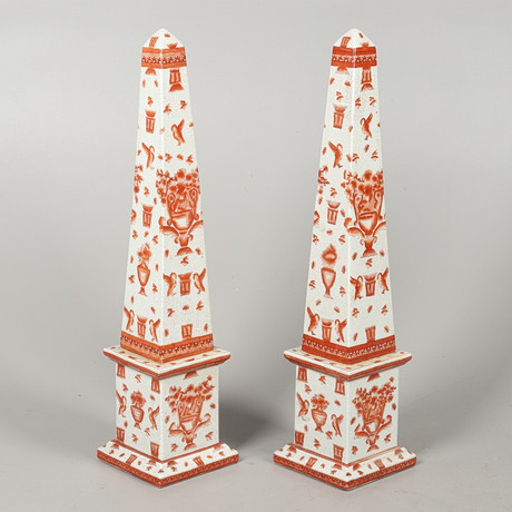 OBELISKER, ETT PAR, KERAMIK. Keramik & Porslin - Orientaliskt - Auctionet