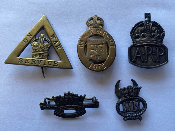 A SMALL COLLECTION OF FIRST WORLD WAR 'WAR WORK' BADGES AND OTHERS ...