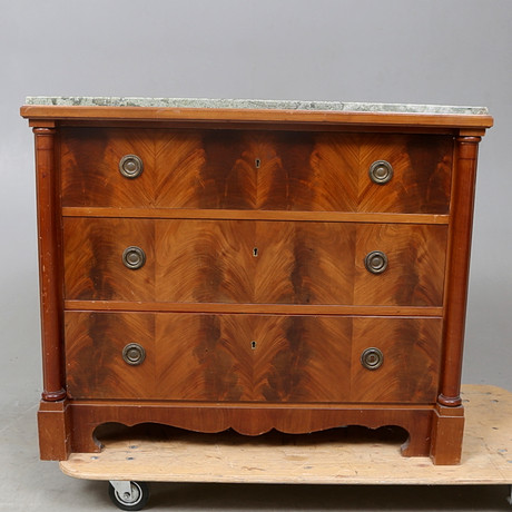 BYRÅ, Karl Johan-stil, omkring 1900. Möbler - Byråar - Auctionet