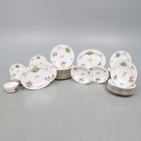 A SPODE BLENHEIM PATTERN SEVENTY THREE PIECE PART DINNER SERVICE, BEING ...