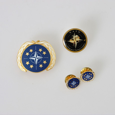 INSIGNIA Y PIN NATO, 4 partes, Köhler, Dinamarca. Armas y militaria ...