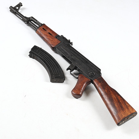 GEVÄR, Kalasjnikov modell 1947, sk AK-47, replika, 1900-tal. Vapen ...