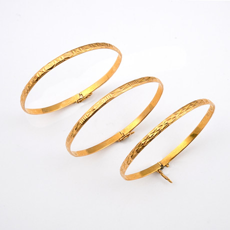 THREE GOLD BANGLES. Jewellery & Gemstones - Bracelets - Auctionet