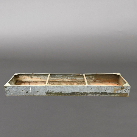 A RIVETED GALVANISED SHALLOW WATER TROUGH. Furniture - Garden - Auctionet