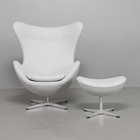 ARNE JACOBSEN. Lænestol "Egg" med fodskammel. Model AJ 3316 og AJ 3127 ...