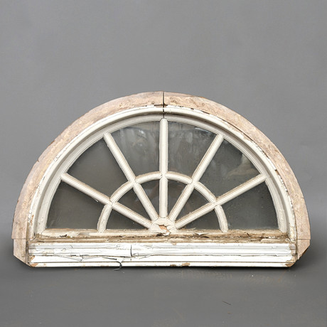 A WOODEN FAN LIGHT WINDOW. Furniture - Garden - Auctionet