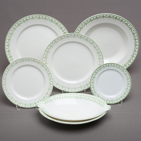 MATSERVISDELAR, 57 delar, porslin, dekor av girlang i grönt ...